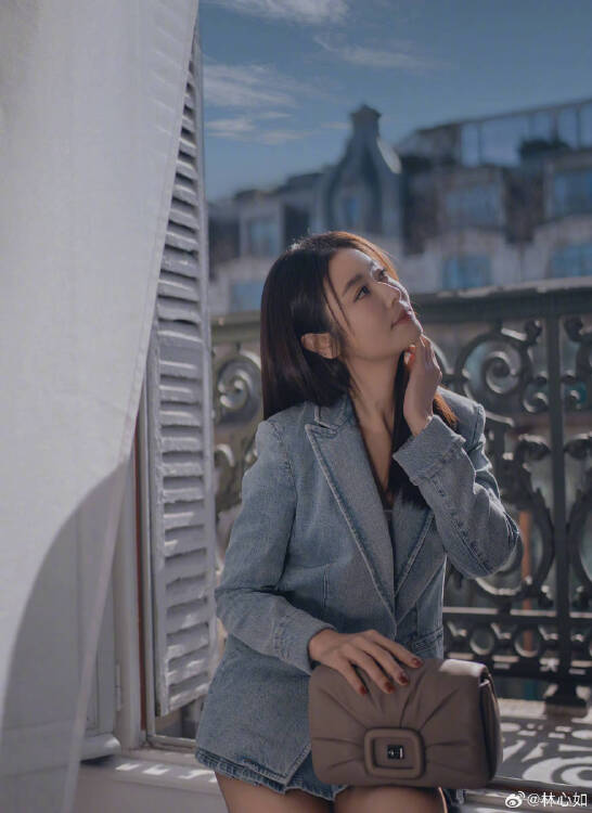 48岁林心如穿牛仔短裙秀长腿 阳台吹风少女感不减 | Nestia