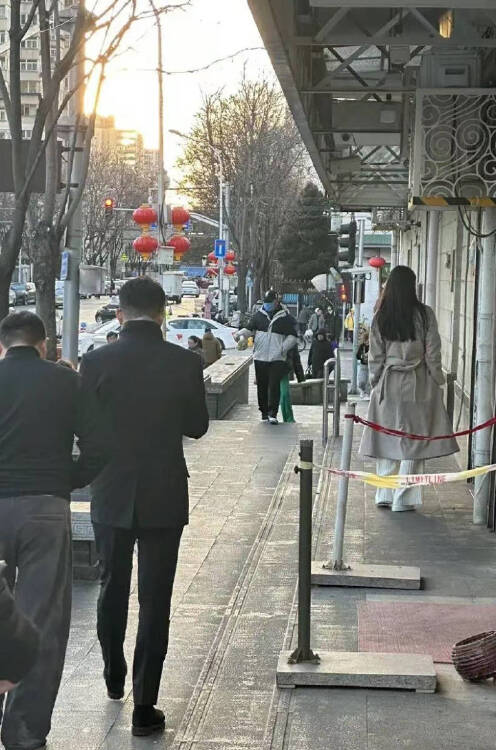 汪小菲无惧女友被曝黑料 带Mandy在北京逛街吃包子 | Nestia