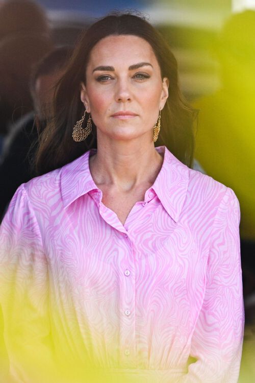 Royal Watchers Think Kate Middleton Doctored This Photo of Queen ...