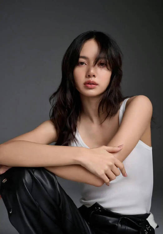 Lisa疑似进组拍戏！或将参演《白莲花度假村》第三季 | Nestia