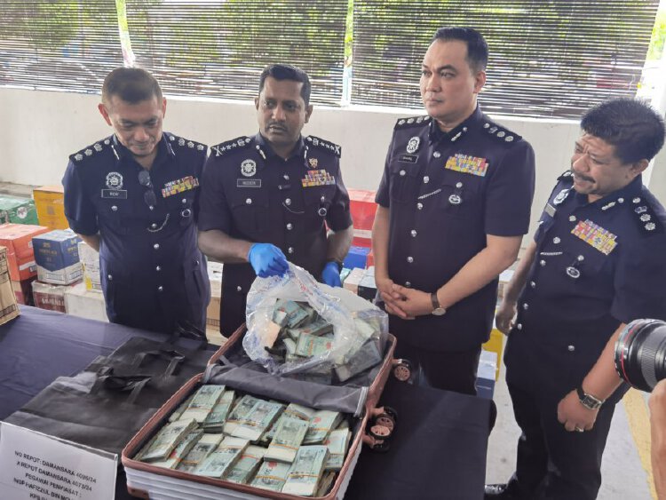 50万现钞遗留停车场 警吁失主到警局认领 | Nestia