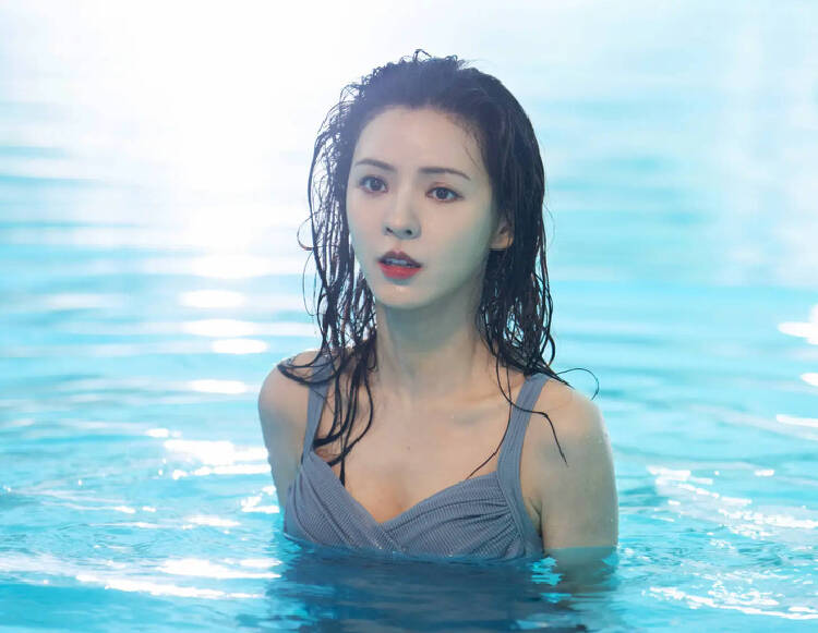 张予曦泳池高清图曝光！穿吊带短裙宛若优雅美人鱼 | Nestia