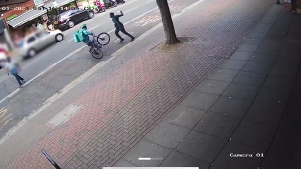 Horrifying moment machete madman hacks innocent Deliveroo cyclist on ...