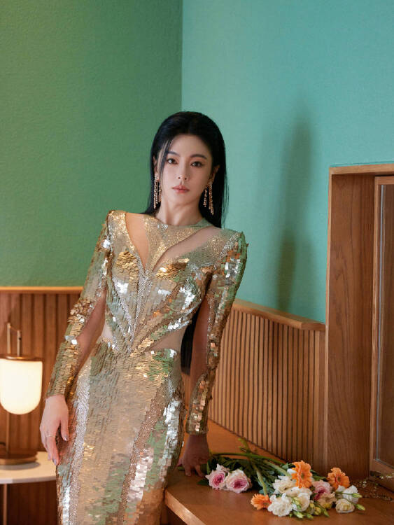 张雨绮身着金色镂空裙闪耀迷人 性感身材曲线吸睛 | Nestia