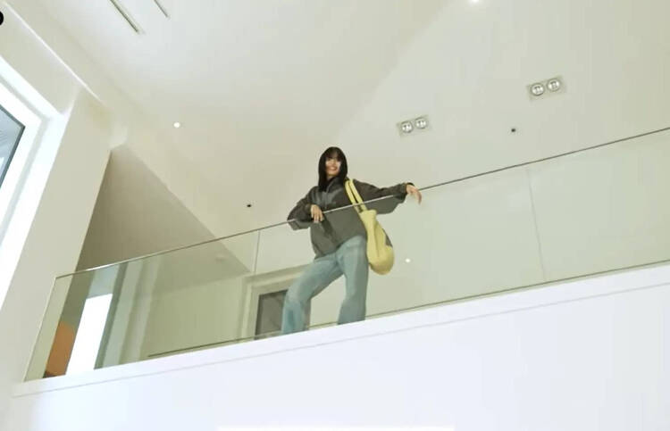 Lisa晒27岁生日视频 首度曝光自家超大复式别墅 | Nestia