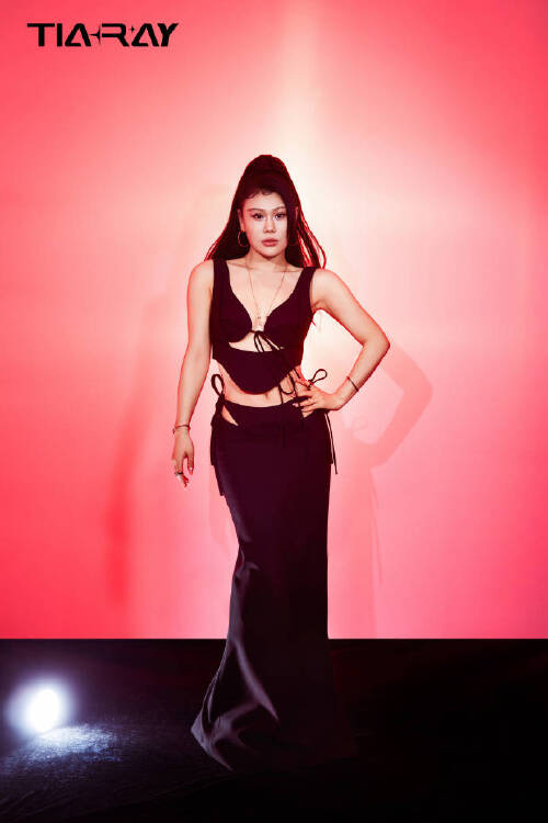 袁娅维穿黑色捆绑风吊带 前凸后翘性感火辣 | Nestia