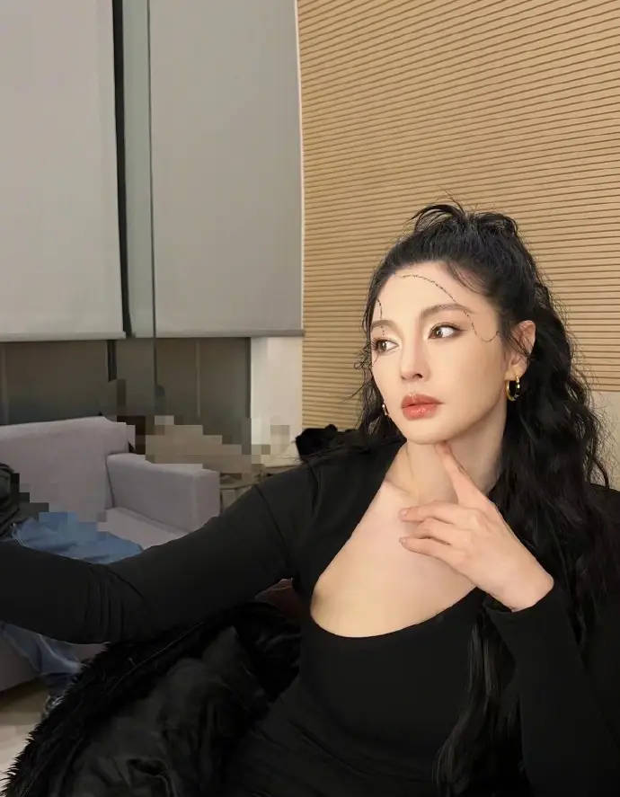 张雨绮晒对镜自拍气场超A 眼神诱人五官能打 | Nestia