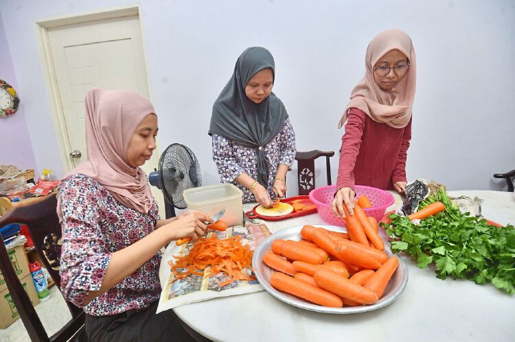 Malaysian woman has been making bubur lambuk for 35 years during Ramadan | Nestia