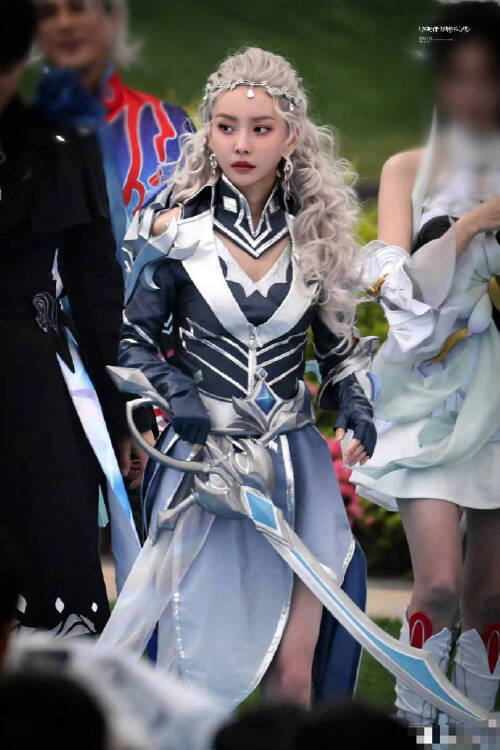 于文文cos精灵美如水彩画 手持长刀化身冰雪女王 | Nestia