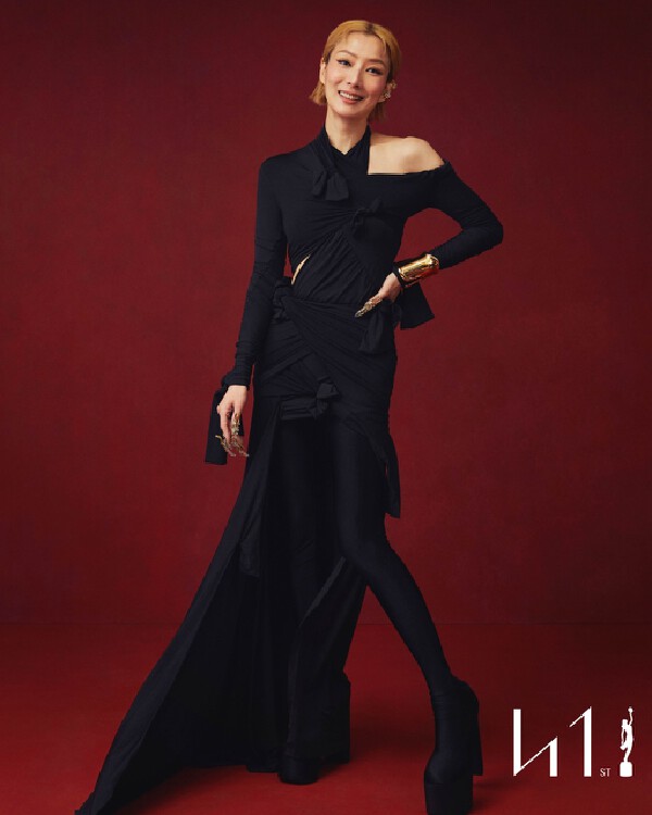 51岁郑秀文Deep V露背拍广告状态好 网民惊讶排骨身形「升Cup」 | Nestia