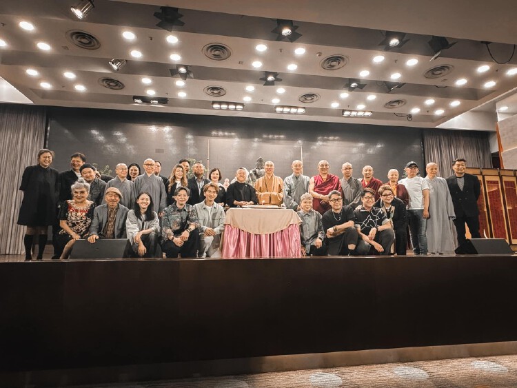 前性感艷星皈依佛门多年罕露面 年过60精神饱满遇圈中人笑得灿烂 | Nestia