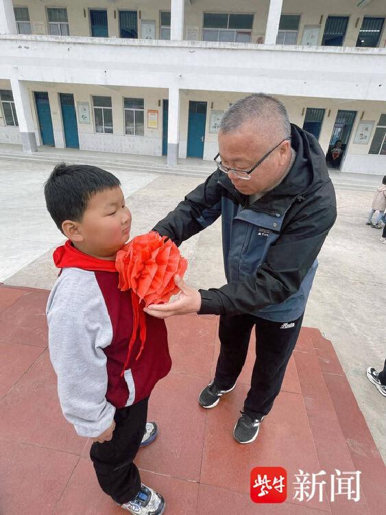 【视频】孩子们沸腾了！盐城拾金不昧小学生当众戴大红花被校长送练习册 | Nestia