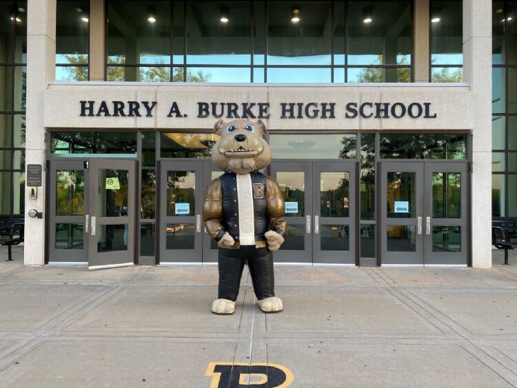 已婚女教师揸老公座驾与17岁学生「车震」 衣衫不整被捕 | Nestia