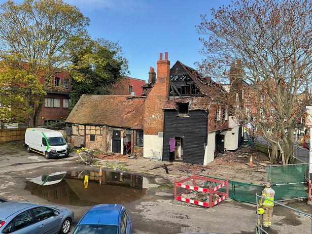Huge fire engulfs historic London pub as listed building destroyed by giant inferno | Nestia