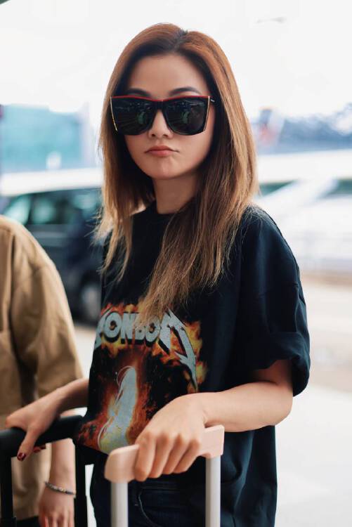 蔡卓妍晒脸颊比心自拍 嘟嘴卖萌好可爱 | Nestia