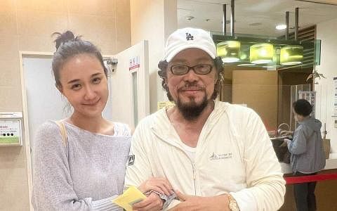 何妤玟“野生捕获”72岁张菲 曝他身体健壮 | Nestia