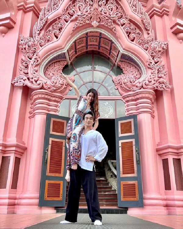 「六合彩女神」连同性都相吸？众目睽睽遭用霸道总裁式揿头强吻 脸上一表情成热话 | Nestia