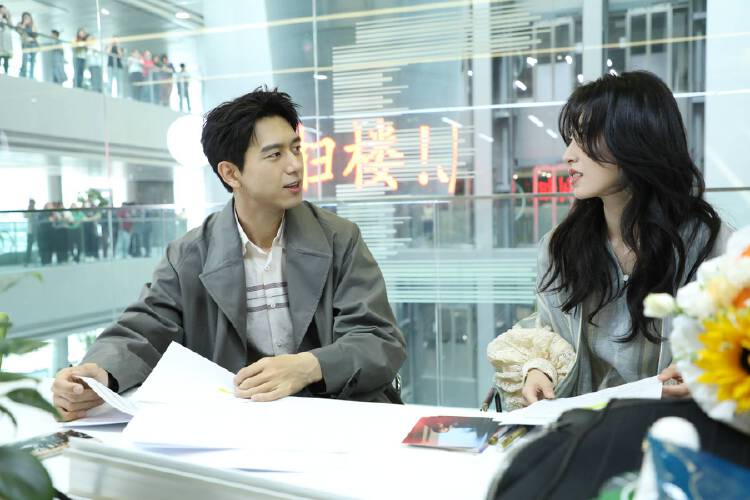 李现周雨彤电梯同框CP感爆棚 甜蜜对视眼神拉丝 | Nestia