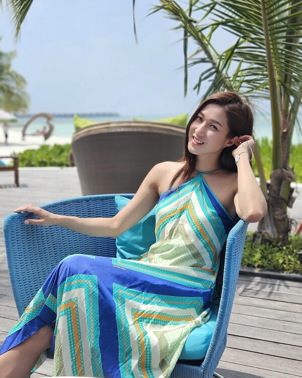 TVB女神钟嘉欣过40岁生日！毛衣裹身毫无明星范，搂3个孩子好幸福 | Nestia