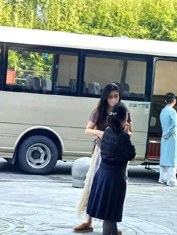 56岁王祖贤终于舍得回国了！穿纱裙惊艳亮相南京小肚子吸睛，超美 | Nestia