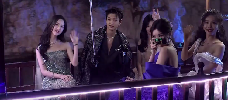 GQ尴尬瞬间:画面阴森、杨天真险些崴脚、张若昀蹲下和狗聊天 | Nestia