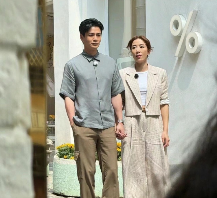 杨怡带女儿回乡下摘桑葚亲近大自然 罗仲谦留言被指求生欲满满 | Nestia