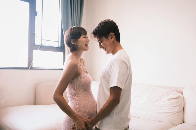 洪永城夫妇带女儿为妈妈庆祝70岁生日 太太挺孕肚在当地开心旅游 | Nestia