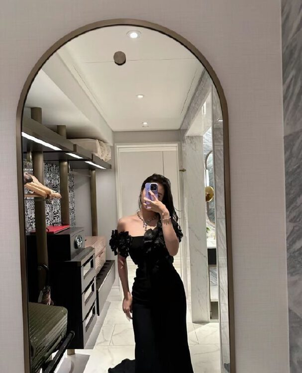 25岁何超欣参加活动，穿礼服秀身材，比例夸张背景变形被质疑P图 | Nestia