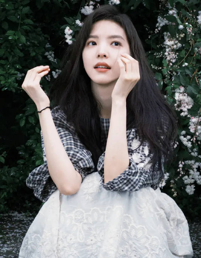 章若楠晒盛夏花墙随拍照 捧脸微笑氧气感爆棚 | Nestia