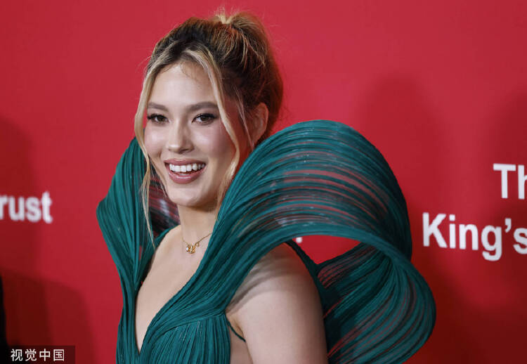 谷爱凌穿墨绿色深V礼服秀大长腿 自信美丽明艳性感 | Nestia