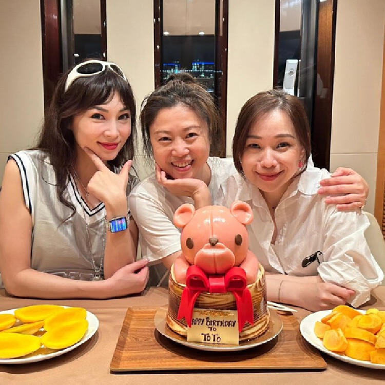 58岁梅小惠现身撑老友！无惧超近距离大头自拍 皮肤白滑似剥壳鸡蛋 | Nestia