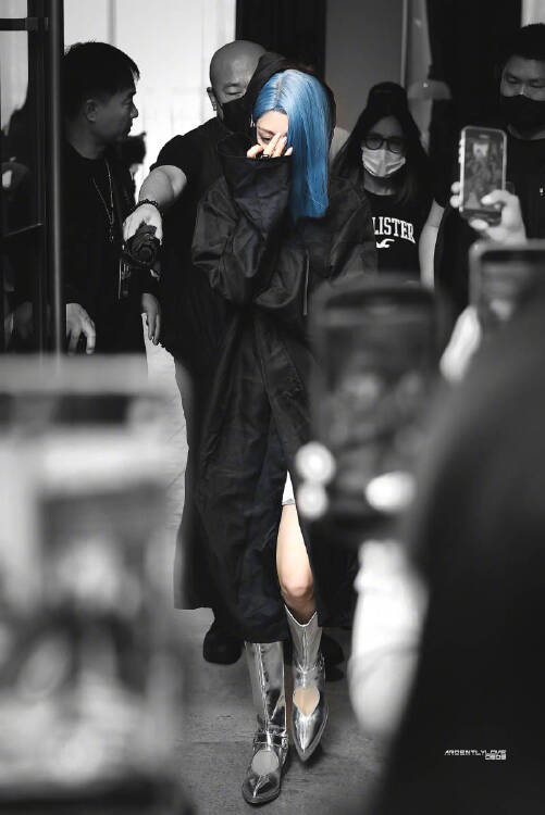 迪丽热巴蓝发机械姬路透 未来感十足秒变AI女友 | Nestia