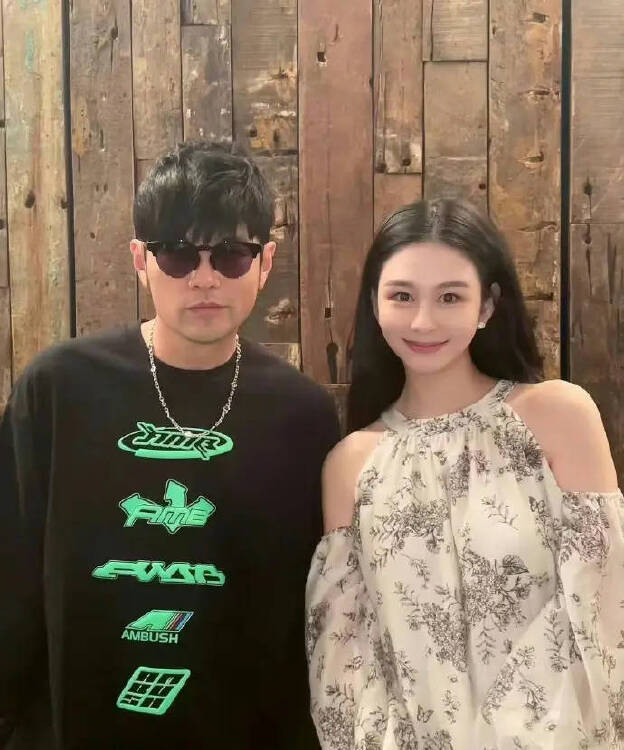 邱淑贞女儿晒与周杰伦合照 化身可爱小迷妹满脸开心 | Nestia