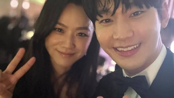 汤唯晒与金秀贤自拍合照 比耶微笑女神气质卓越 | Nestia