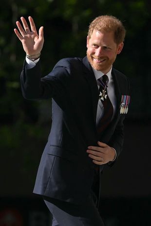 Prince Harry sent 'clear signal' as unexpected guests 'lay claim to him ...