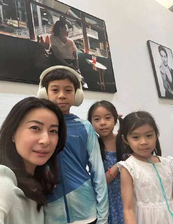 郭晶晶带三娃坐高铁出行 打扮低调女儿颜值高 | Nestia