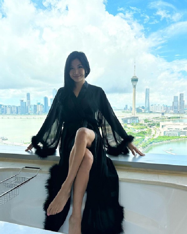 「细龙太」陈思圻大Deep V出海震撼眼球 超高衩设计好危险 遭爆肌勐男包围 | Nestia