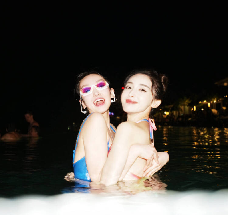 娜扎晒泳装湿身照娇嫩妩媚 池中秀长腿白到反光 | Nestia