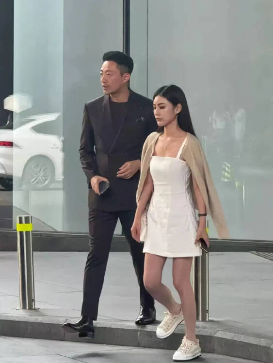 汪小菲与未婚妻去王府井逛街 女方背价值百万包包 | Nestia