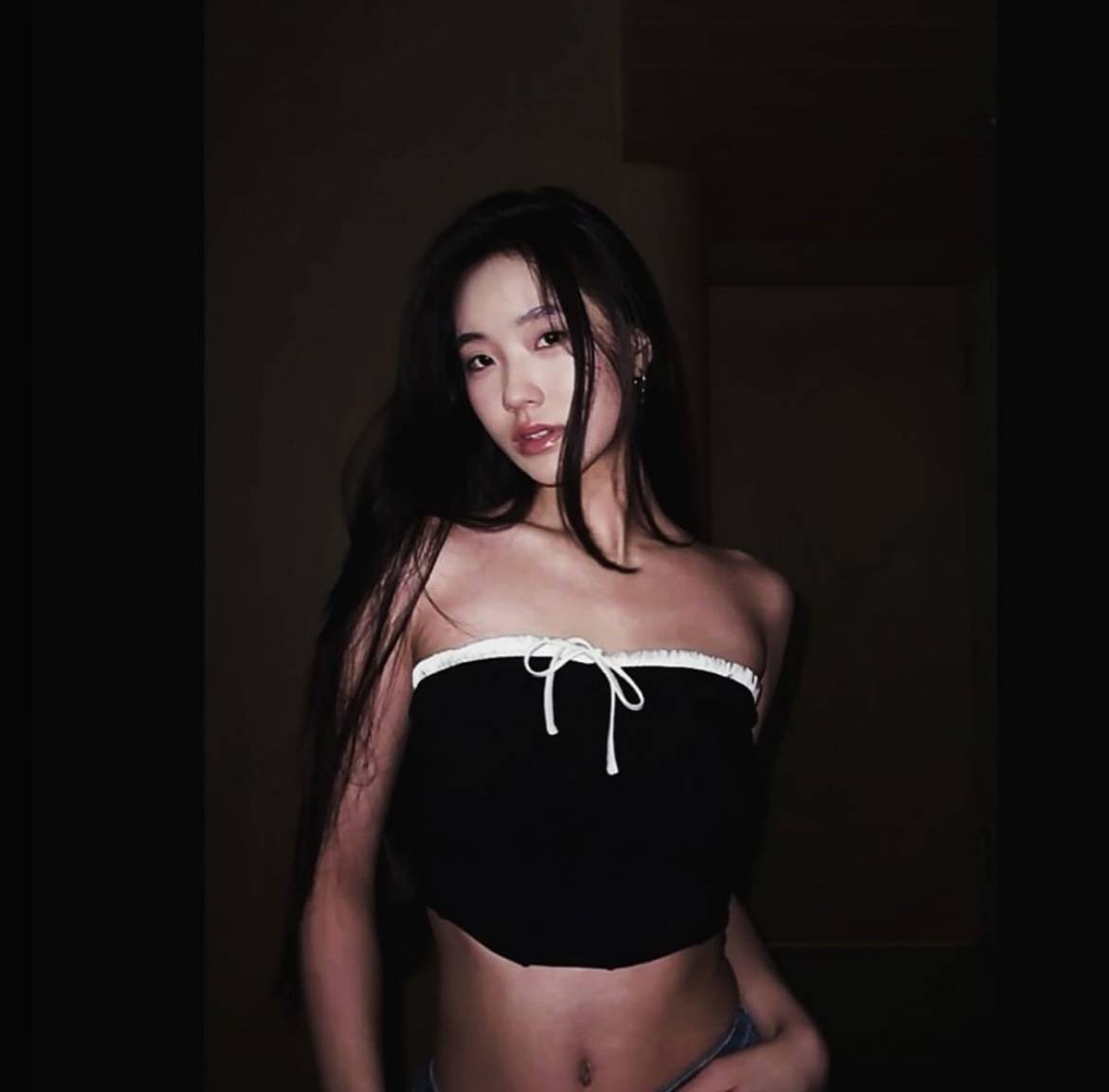 小S二女儿晒露背美照 秀婀娜身姿眼神妩媚 | Nestia