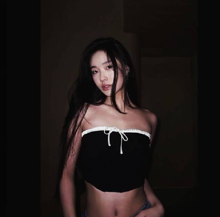 小S二女儿晒露背美照 秀婀娜身姿眼神妩媚 | Nestia