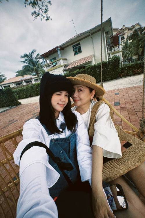 欧阳娜娜与妈妈出游合照曝光 二人笑容满面状态佳 | Nestia