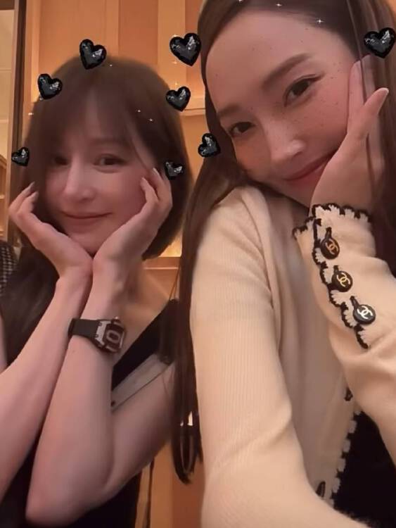 浪3售后！王心凌与郑秀妍聚餐自拍 亲密贴贴超有爱 | Nestia