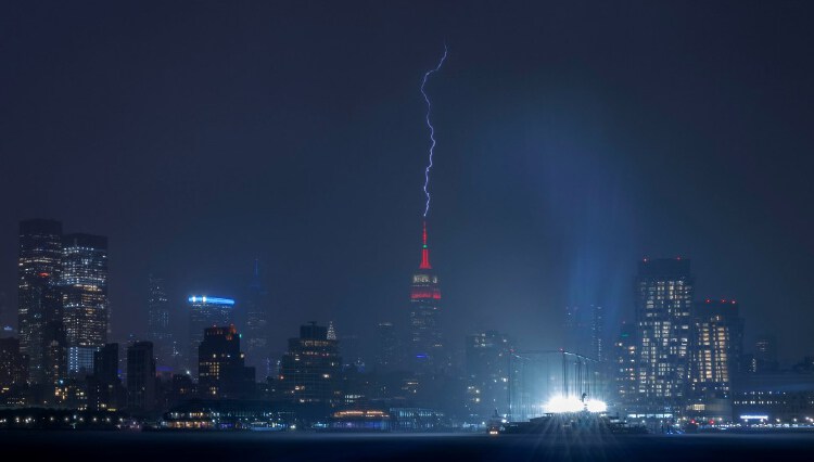 Lightning strikes Empire State Building and One World Trade Center in ...