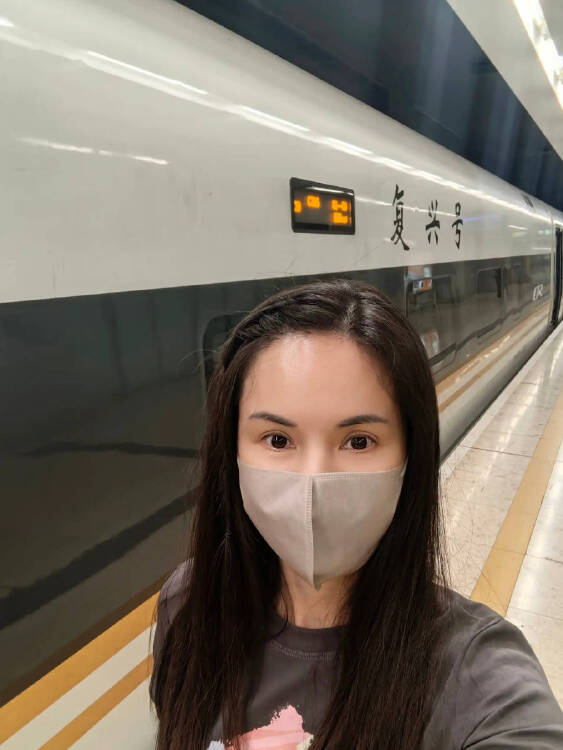 李若彤坐高铁晒与复兴号合影 发文为中国速度点赞 | Nestia