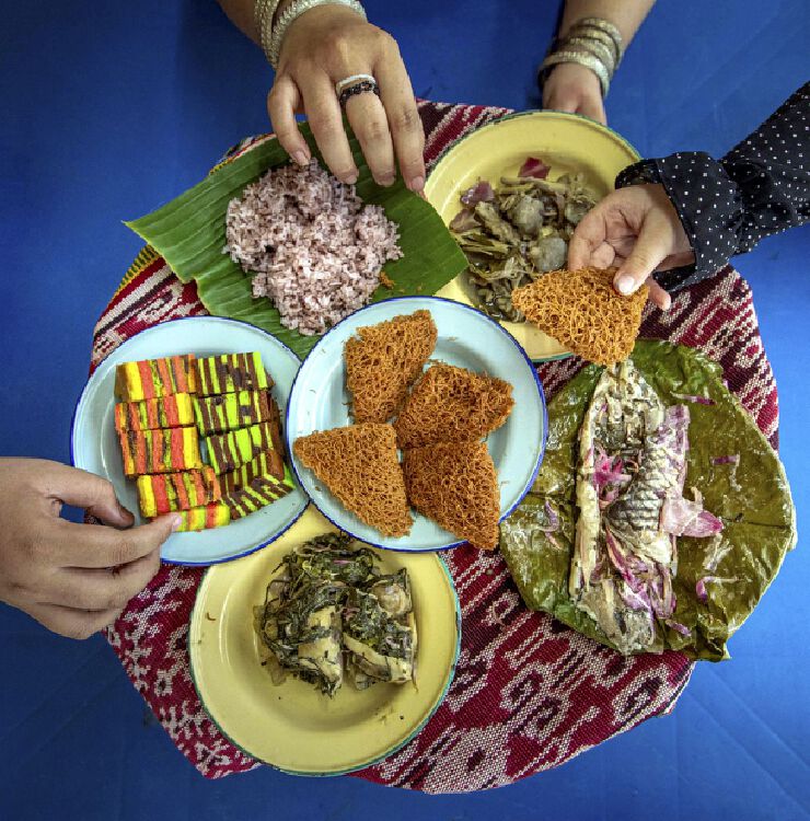 Malaysian grandma teaches grandkids traditional Iban recipes for Gawai ...