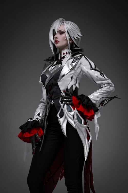 俄妹COS《原神》仆人 黑丝礼服惊艳 | Nestia