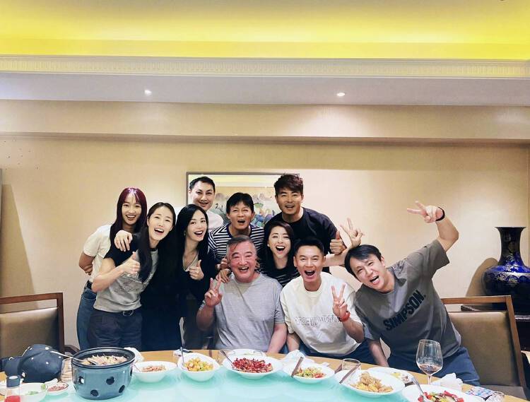 姚晨晒北电同学聚会合照 毕业20年再见分外欢乐 | Nestia