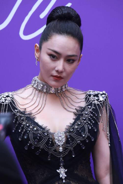 张馨予GQ盛典生图曝光！穿闪钻透视裙登场霸气十足 | Nestia