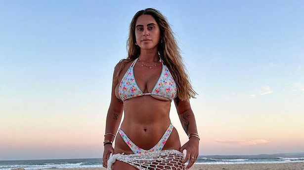 Curvy model strips down to tiny bikini to show 'bodies are meant to jiggle' | Nestia